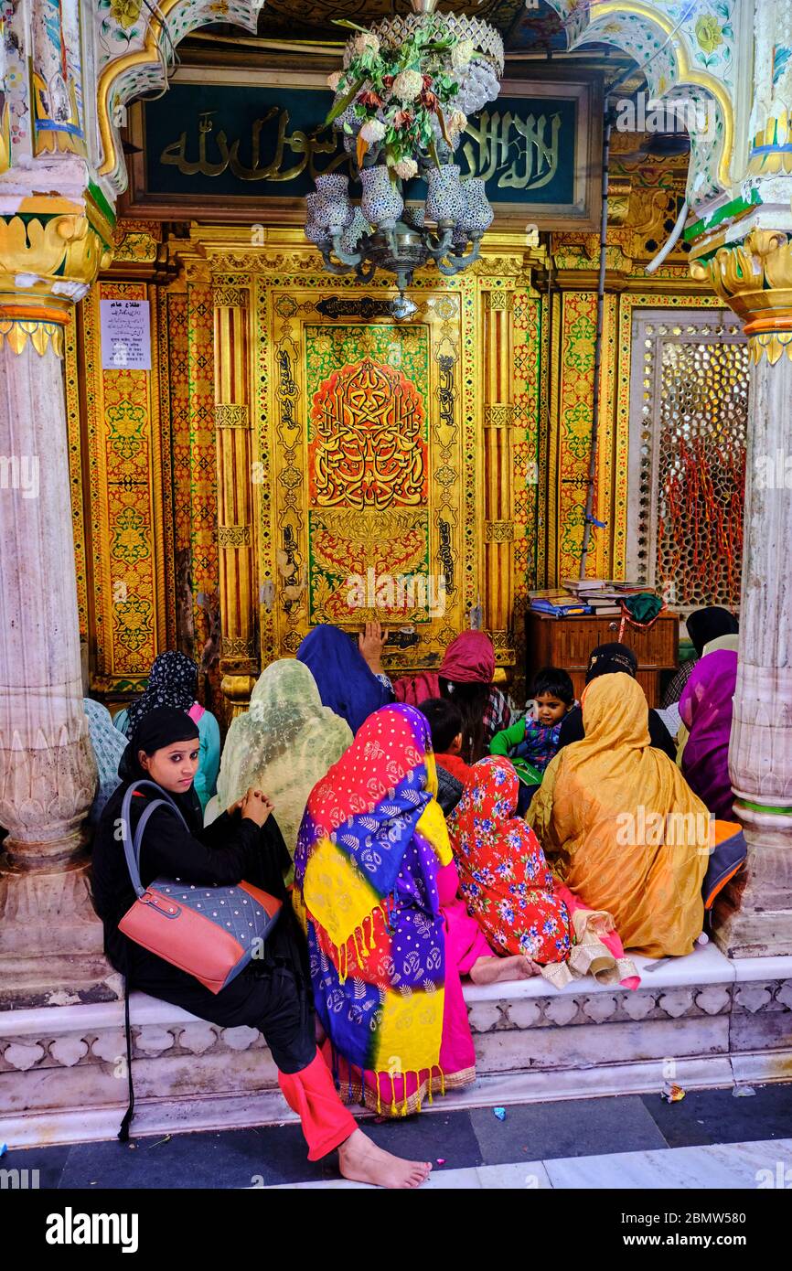 India, Delhi, New Delhi, Hazrat Nizamuddin Dargah, sufi tomb Stock Photo - Alamy