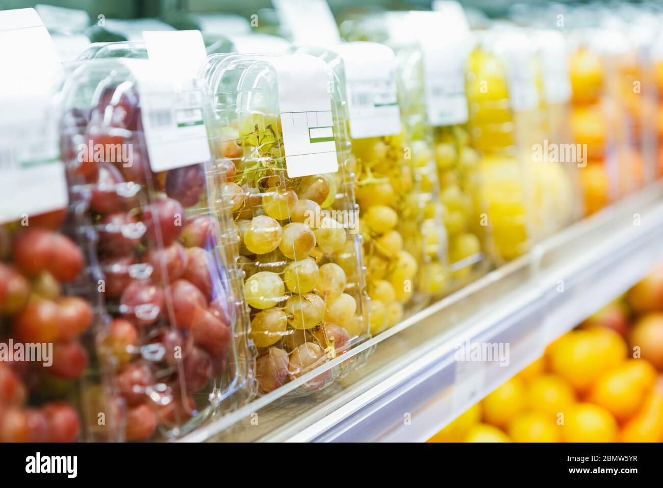 Supermarket grapes plastic hi-res stock photography and images - Alamy