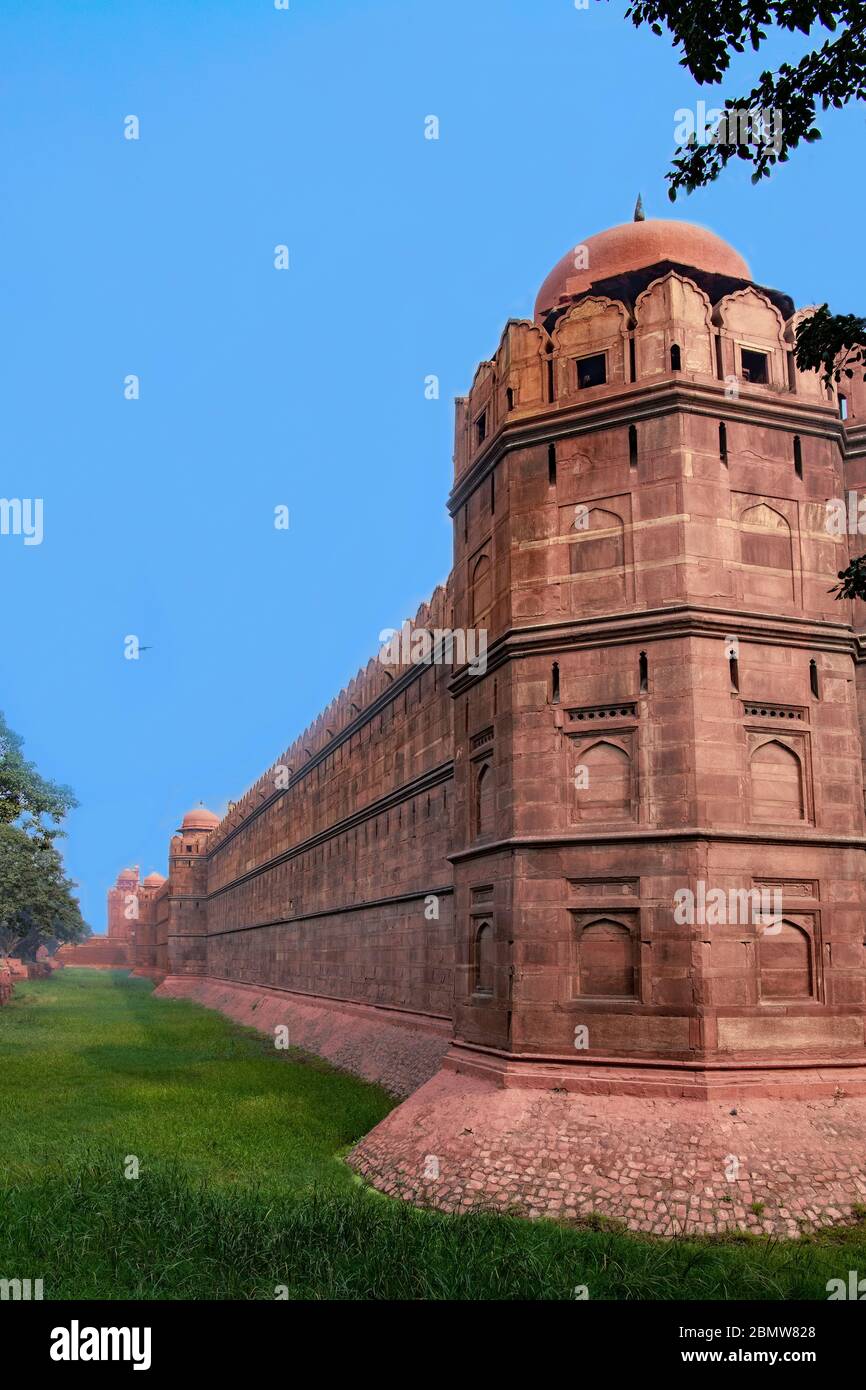 A corner tower and the immense wall, stretching towards the Lahori Gate ...