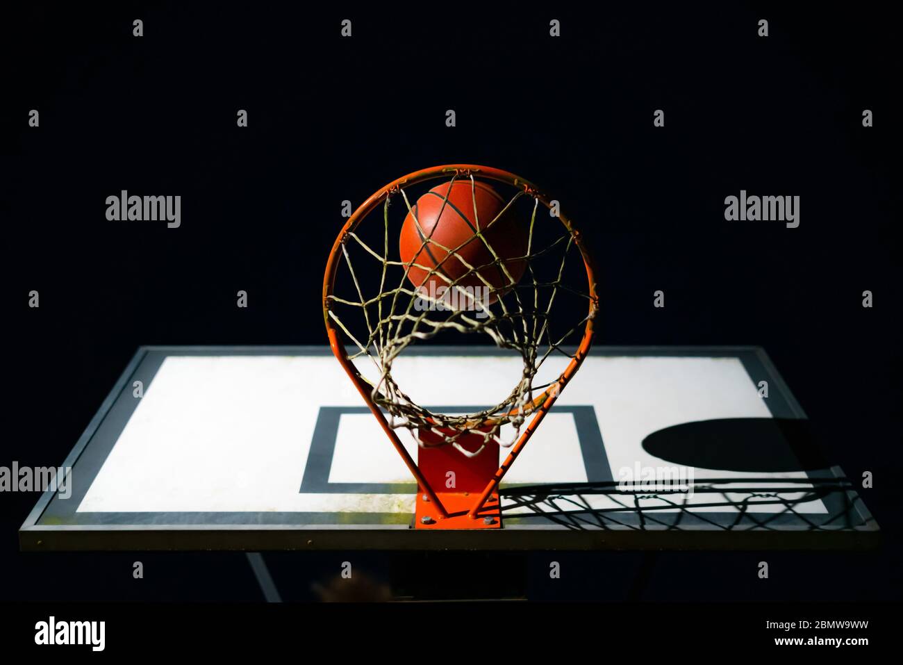 Night basketball court hi-res stock photography and images - Alamy