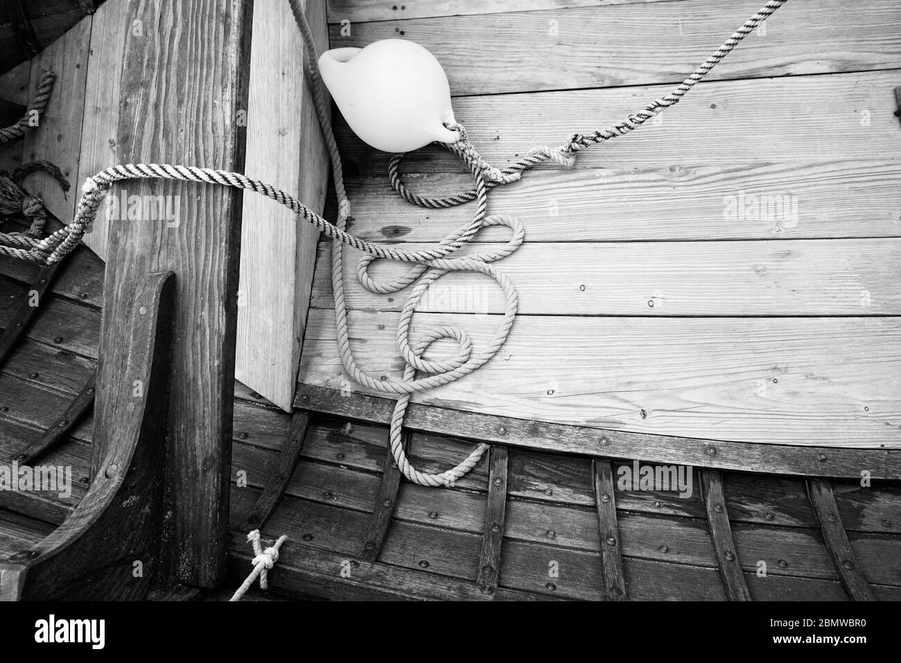 Ropes in boat resting in harbour Stock Photo - Alamy