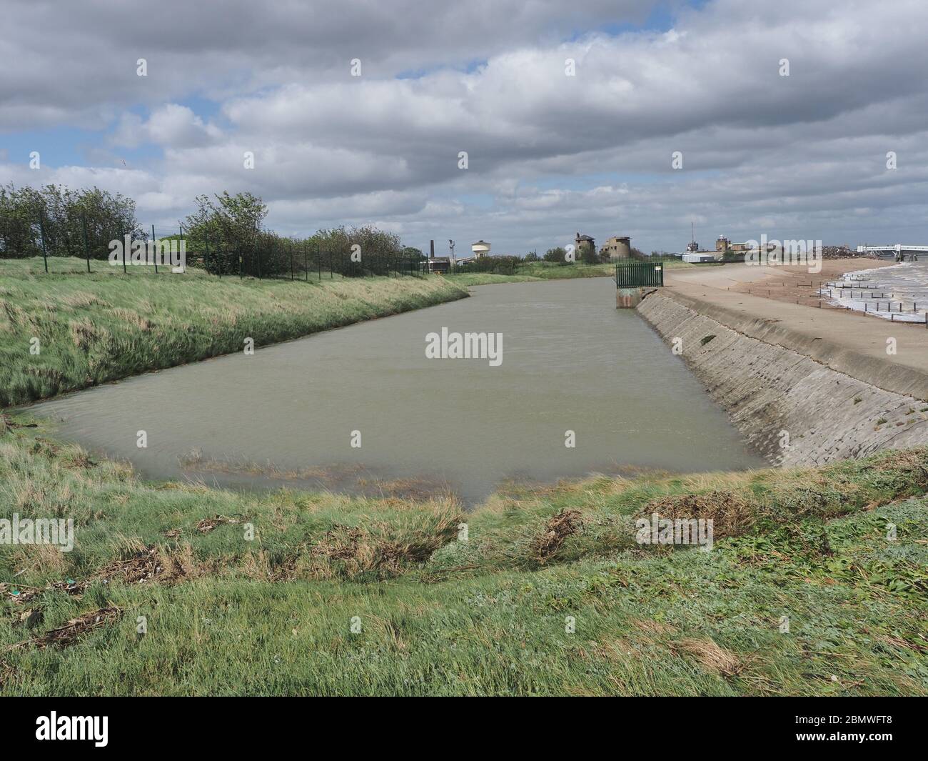 Strong onshore winds hi-res stock photography and images - Alamy