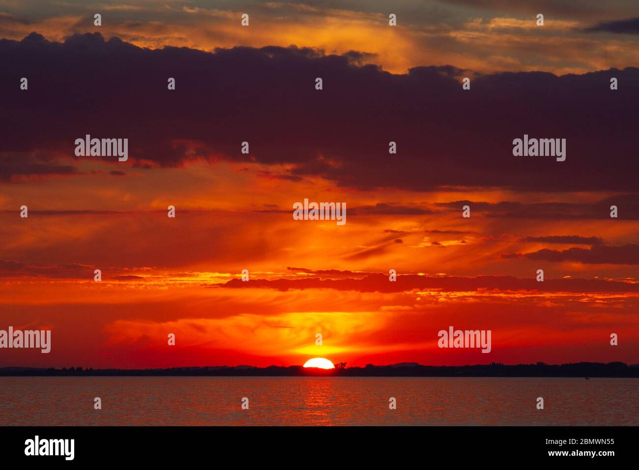 Majestic red orange sunset hi-res stock photography and images - Alamy