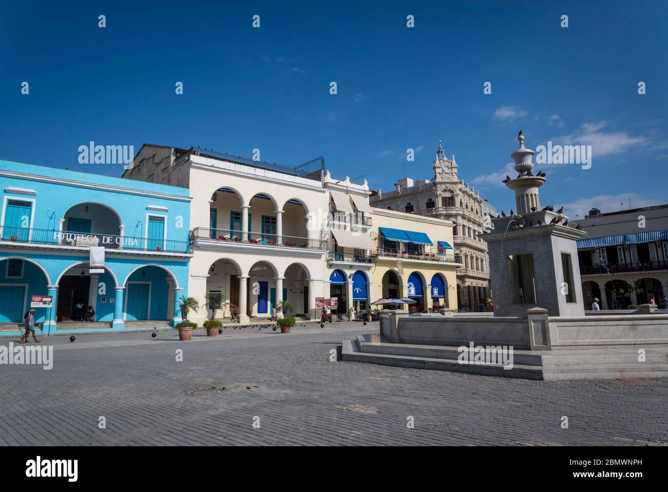 Plaza Vieja or the Old square including Photography Gallery, dating ...
