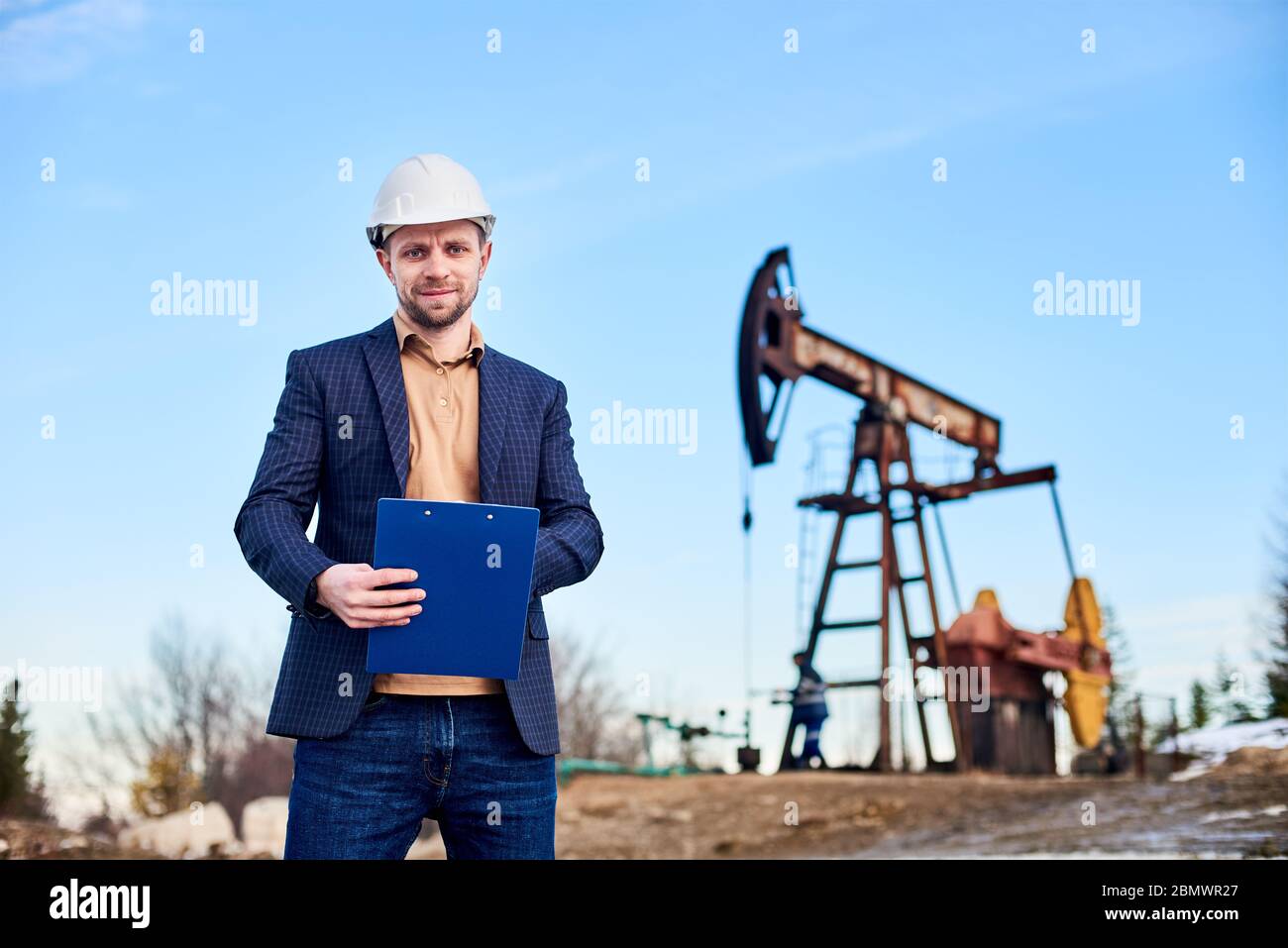 Engineer working on oil rig hi-res stock photography and images - Alamy