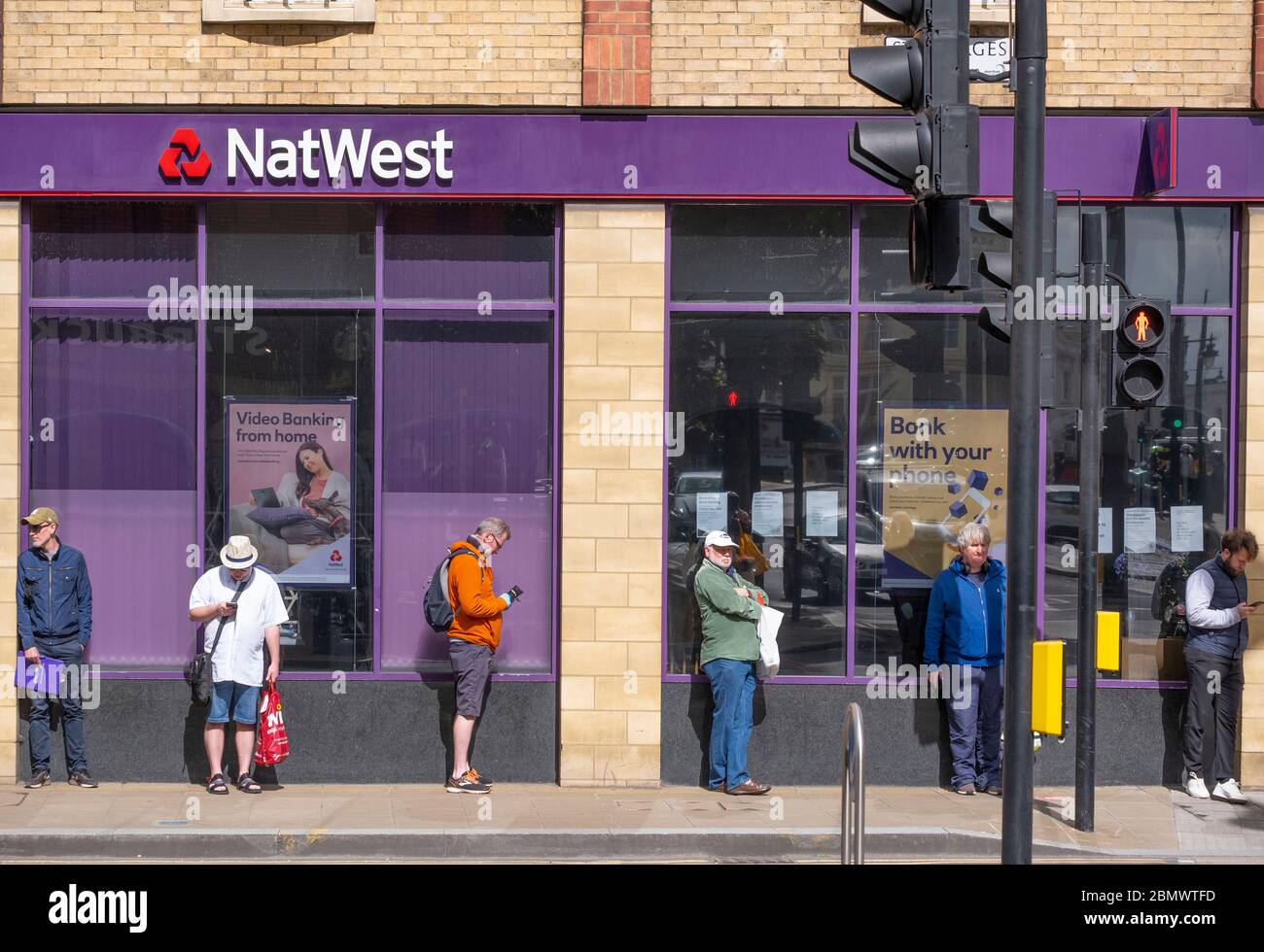 Waiting in line for bank coronavirus hi-res stock photography and ...