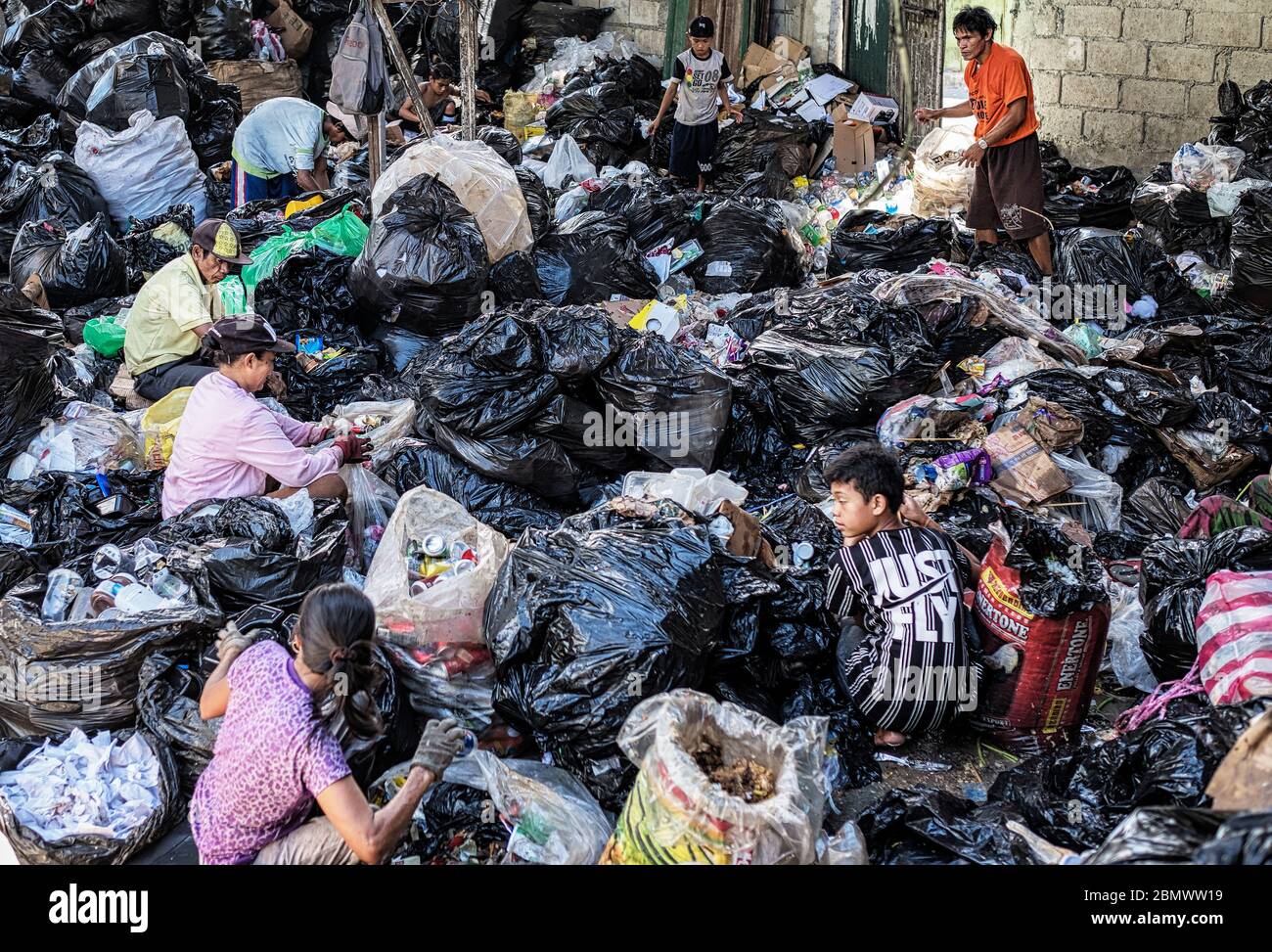 Philippines manila city garbage people hi-res stock photography and ...