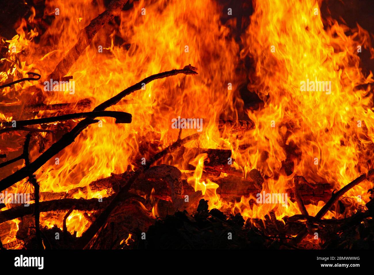 Huge bonfire burning wood fire hi-res stock photography and images - Alamy