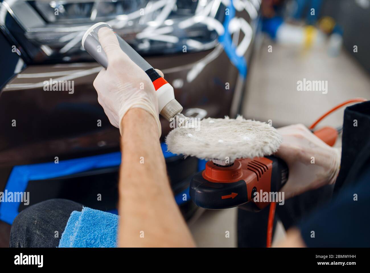 Male worker applies polish on polishing machine Stock Photo - Alamy
