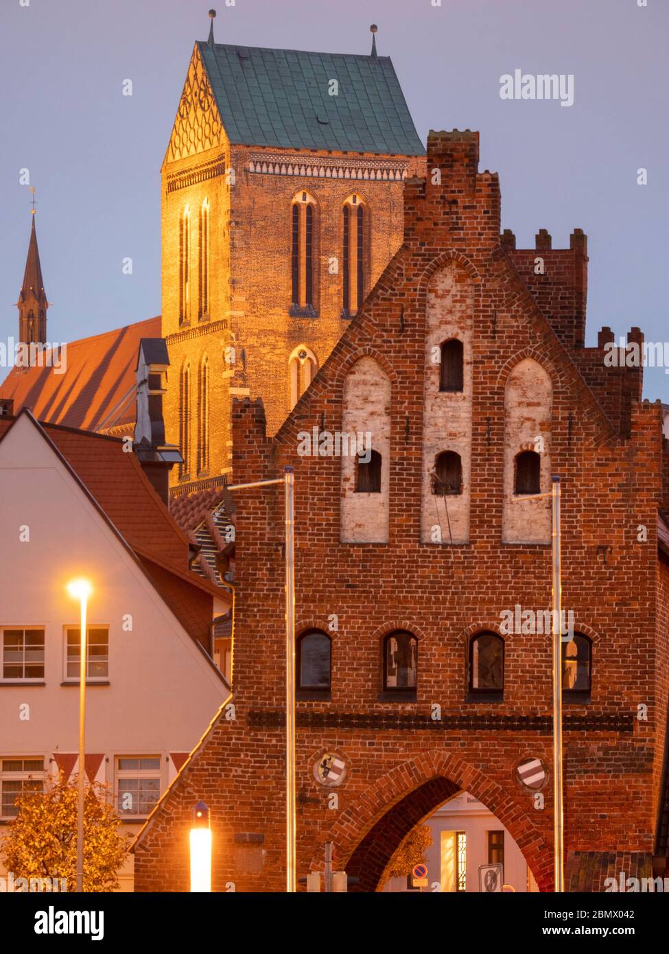 Wassertor und Nikolaikirche bei Dämmerung, Wismar, UNESCO Welterbe ...