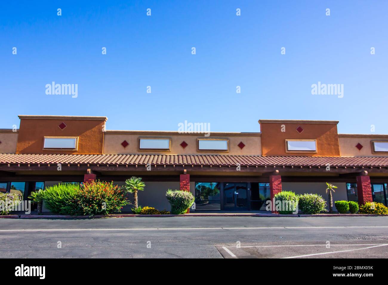 Vacant Store Front Commercial Building Stock Photo - Alamy