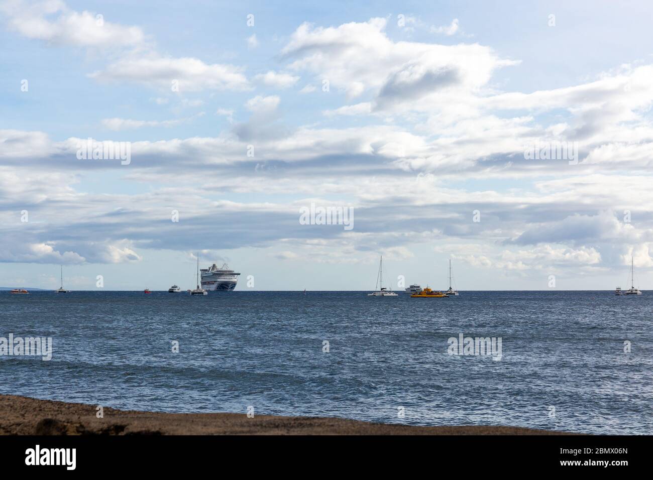 Cruise ship in maui hi-res stock photography and images - Alamy