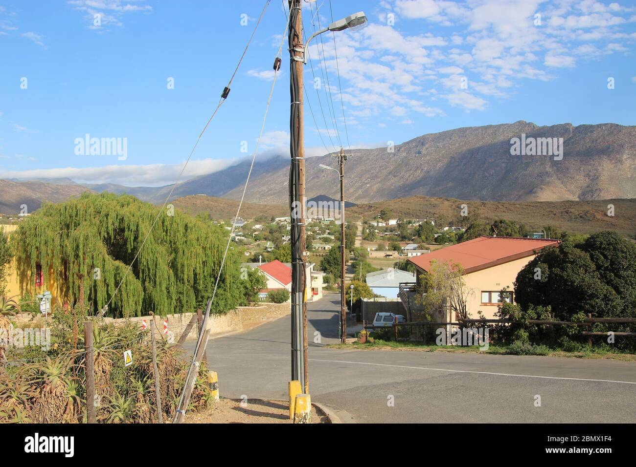 View of the remote town Barrydale and surrounding mountain landscape ...