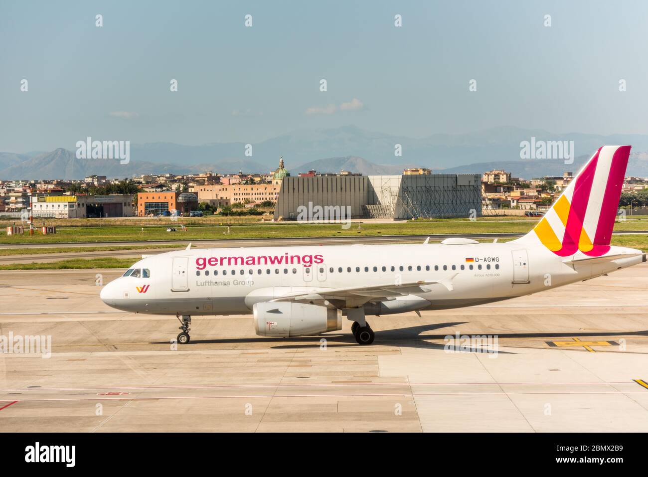 Germanwings logo hi-res stock photography and images - Alamy