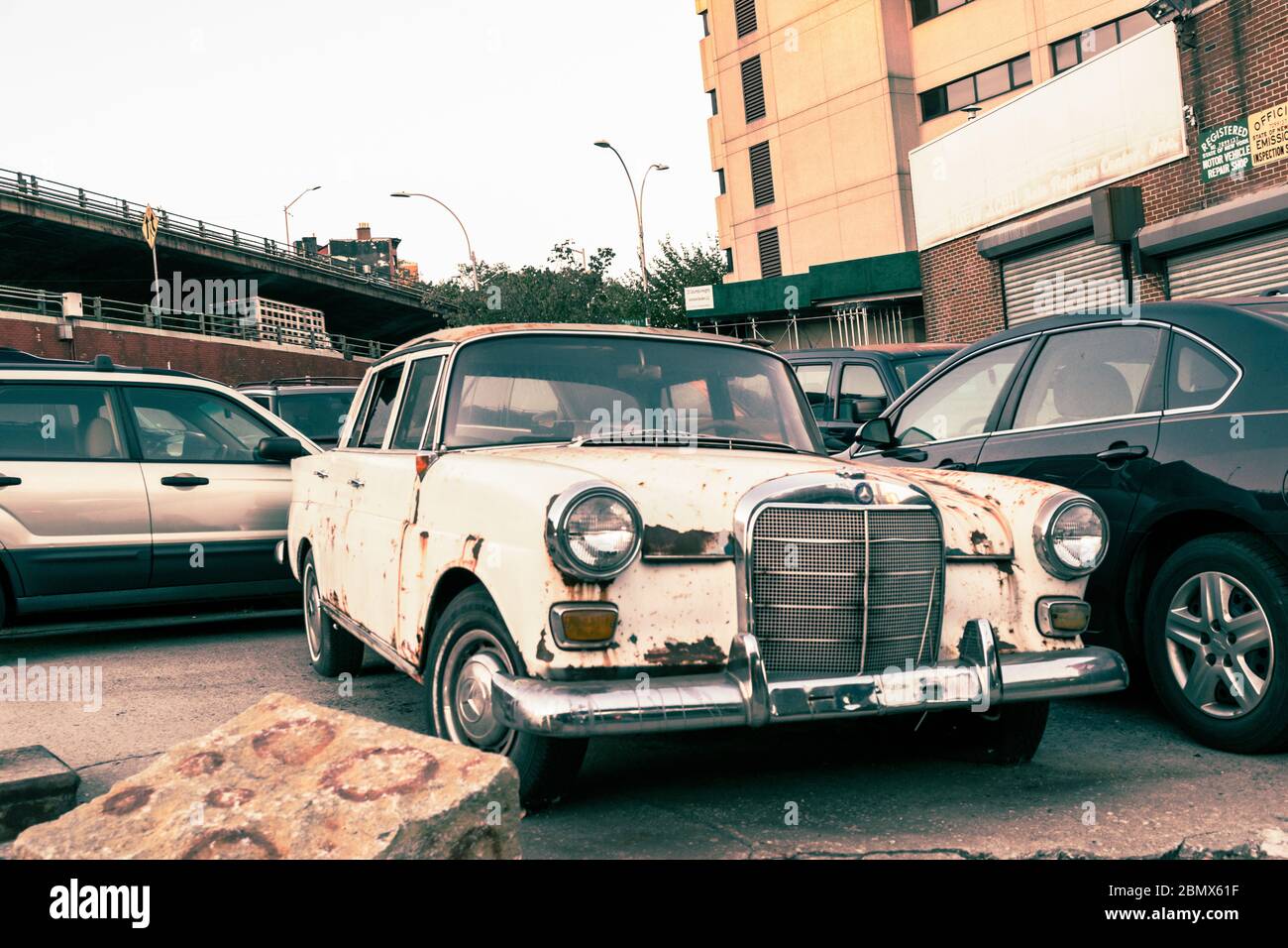 Rostiges rostiges auto hi-res stock photography and images - Alamy