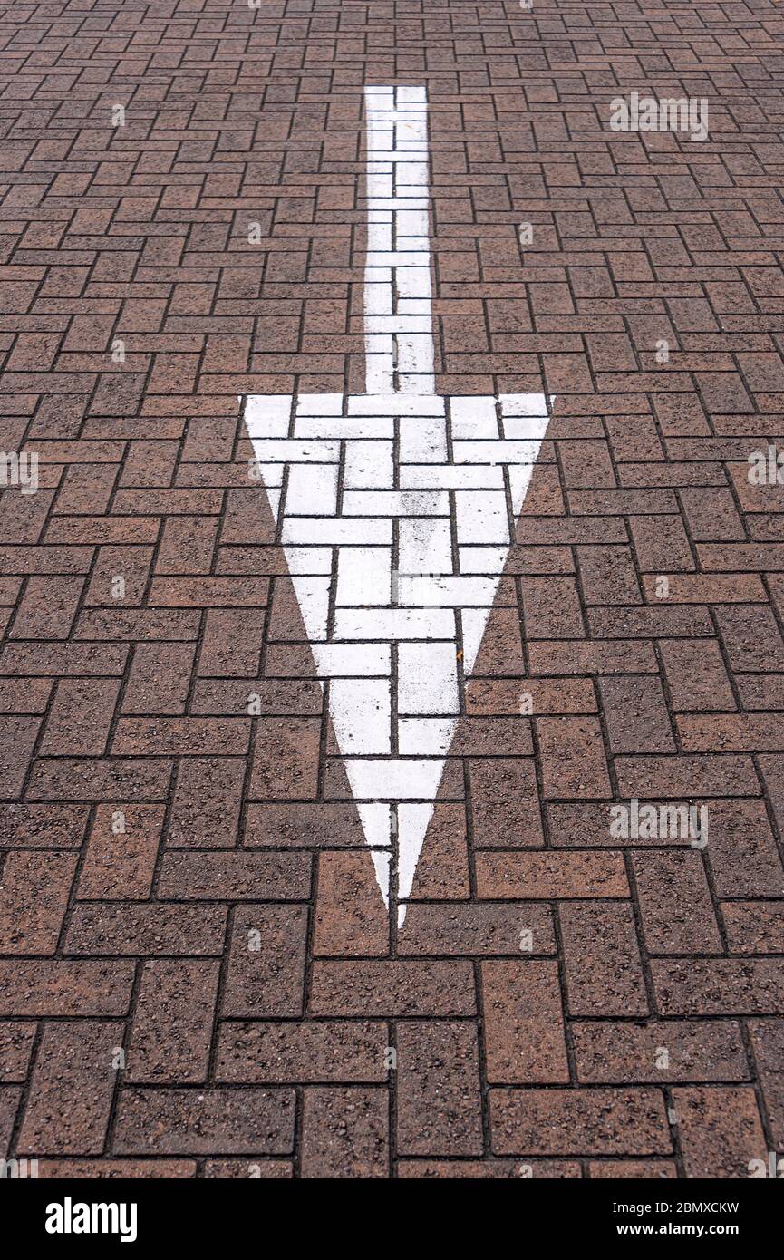 Traffic sign arrow pointing down hi-res stock photography and images ...