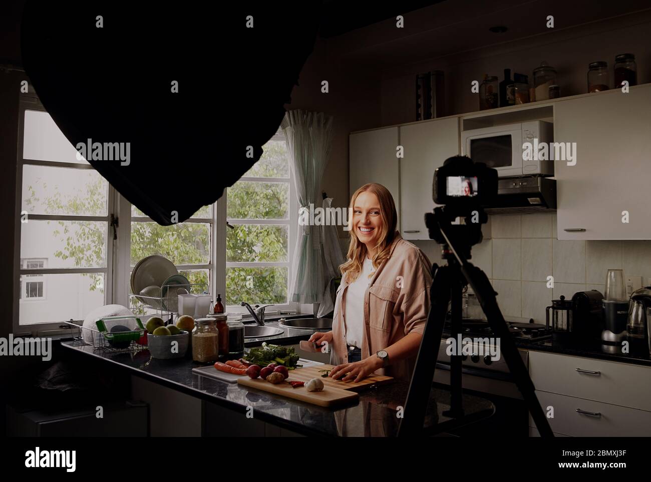 Food vlogger hi-res stock photography and images - Alamy