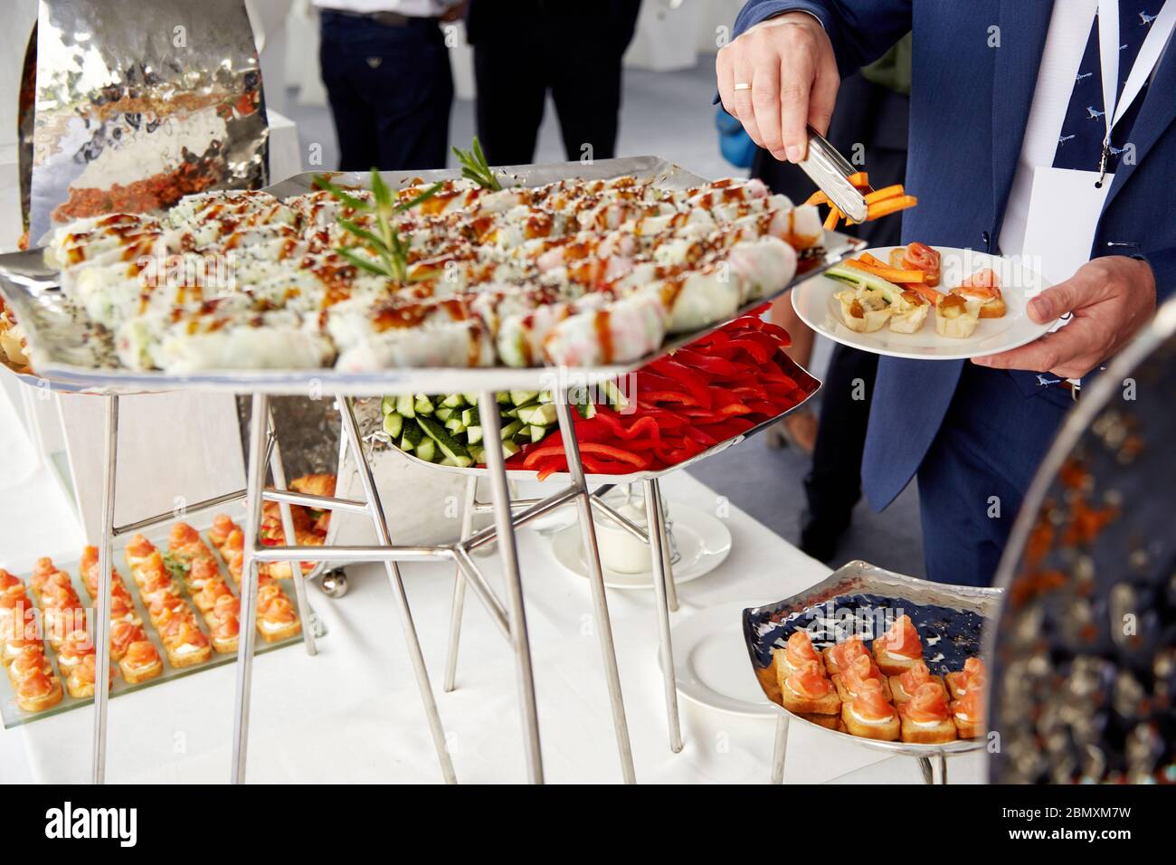 Men in suits dinner table hi-res stock photography and images - Alamy