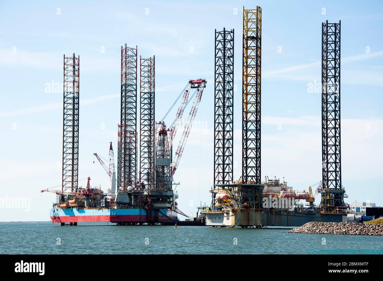 Offshore oil rig crane hi-res stock photography and images - Alamy