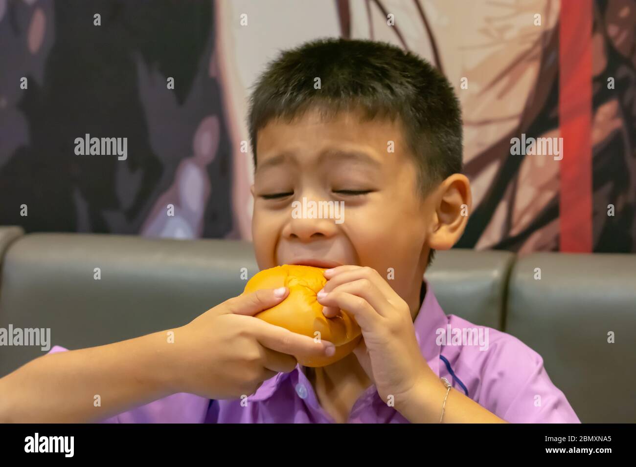 Fat guy eating hi-res stock photography and images - Alamy