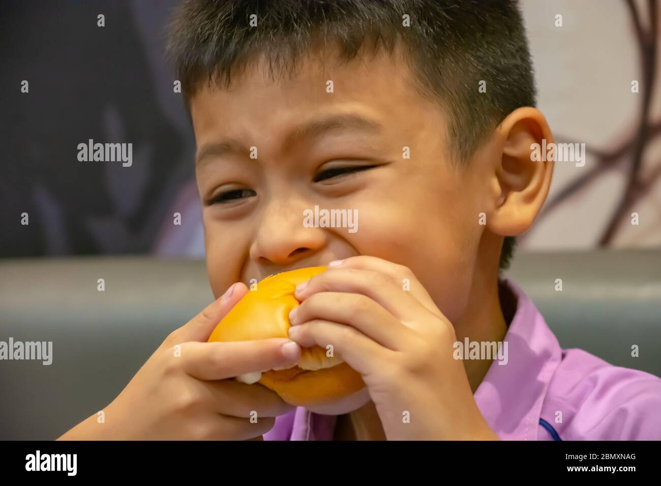 Man eating hand asia hi-res stock photography and images - Alamy