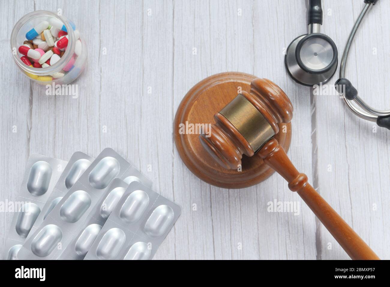 Gavel and stethoscope hi-res stock photography and images - Alamy