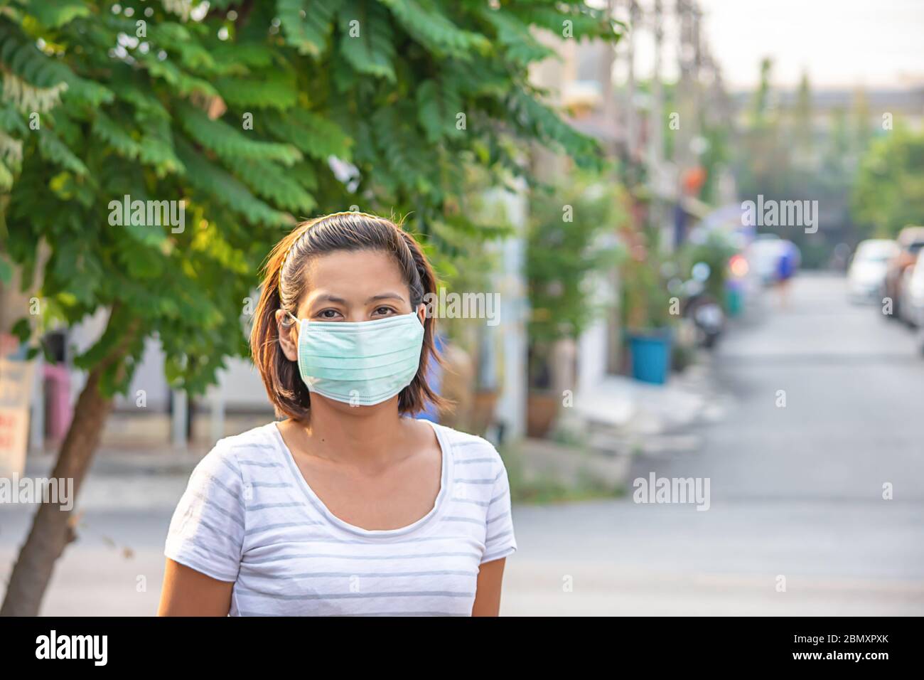Dust mask girl hi-res stock photography and images - Alamy