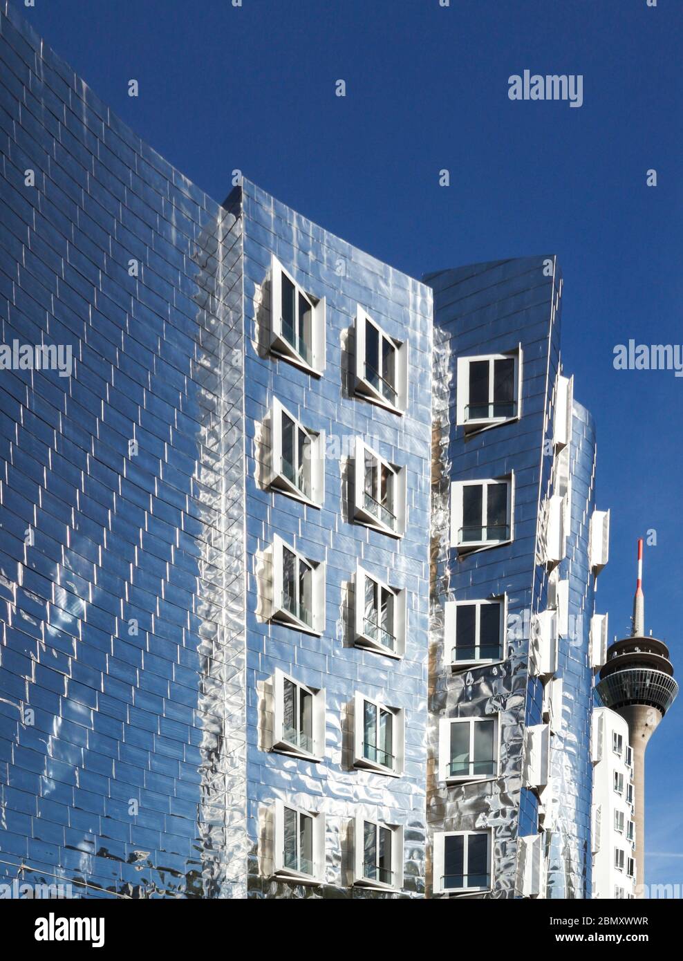 D/Düsseldorf: Medienhafen, Rheinturm, Gehry-Bauten Stock Photo - Alamy