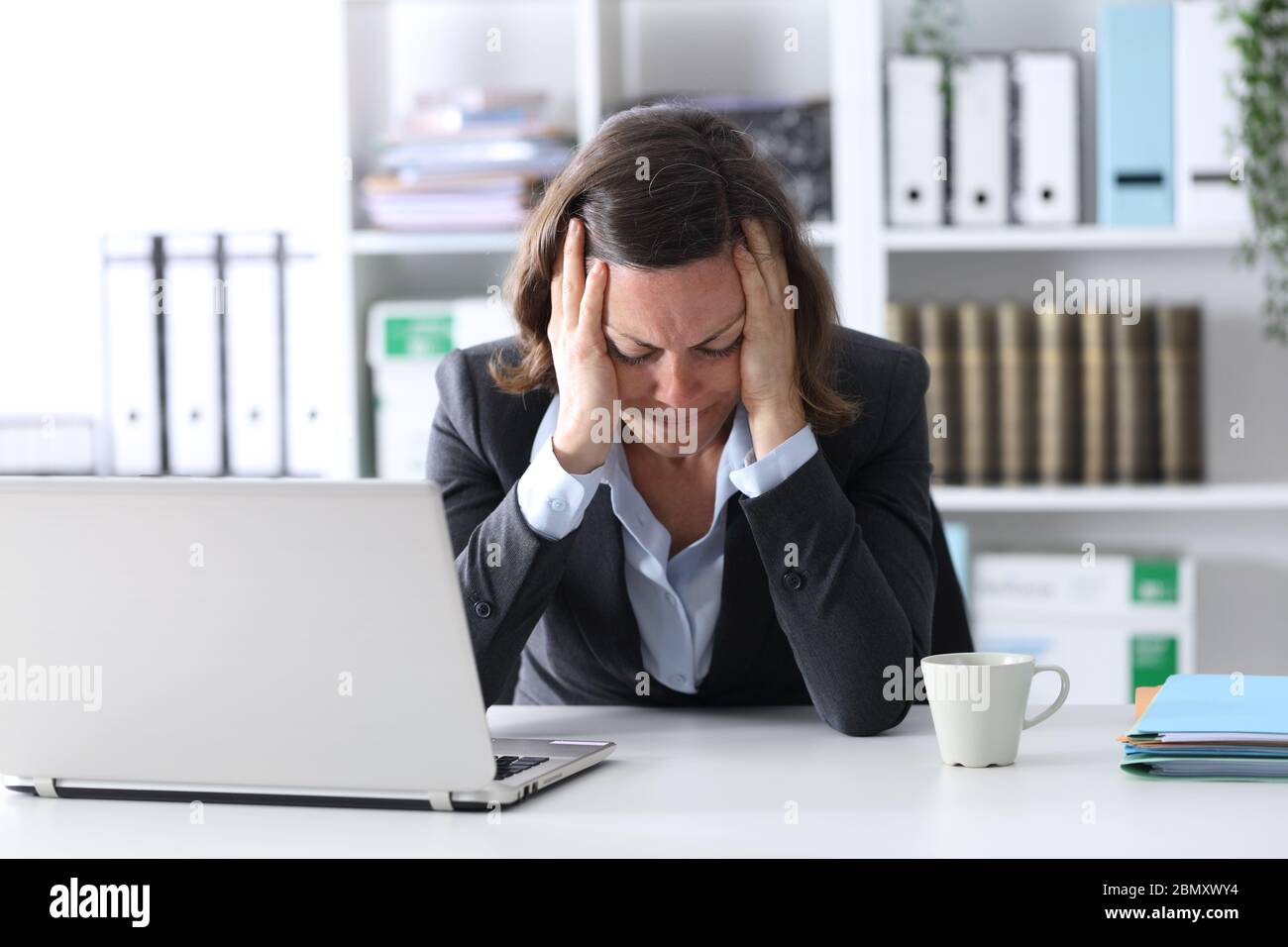 Woman sad office desk hi-res stock photography and images - Alamy
