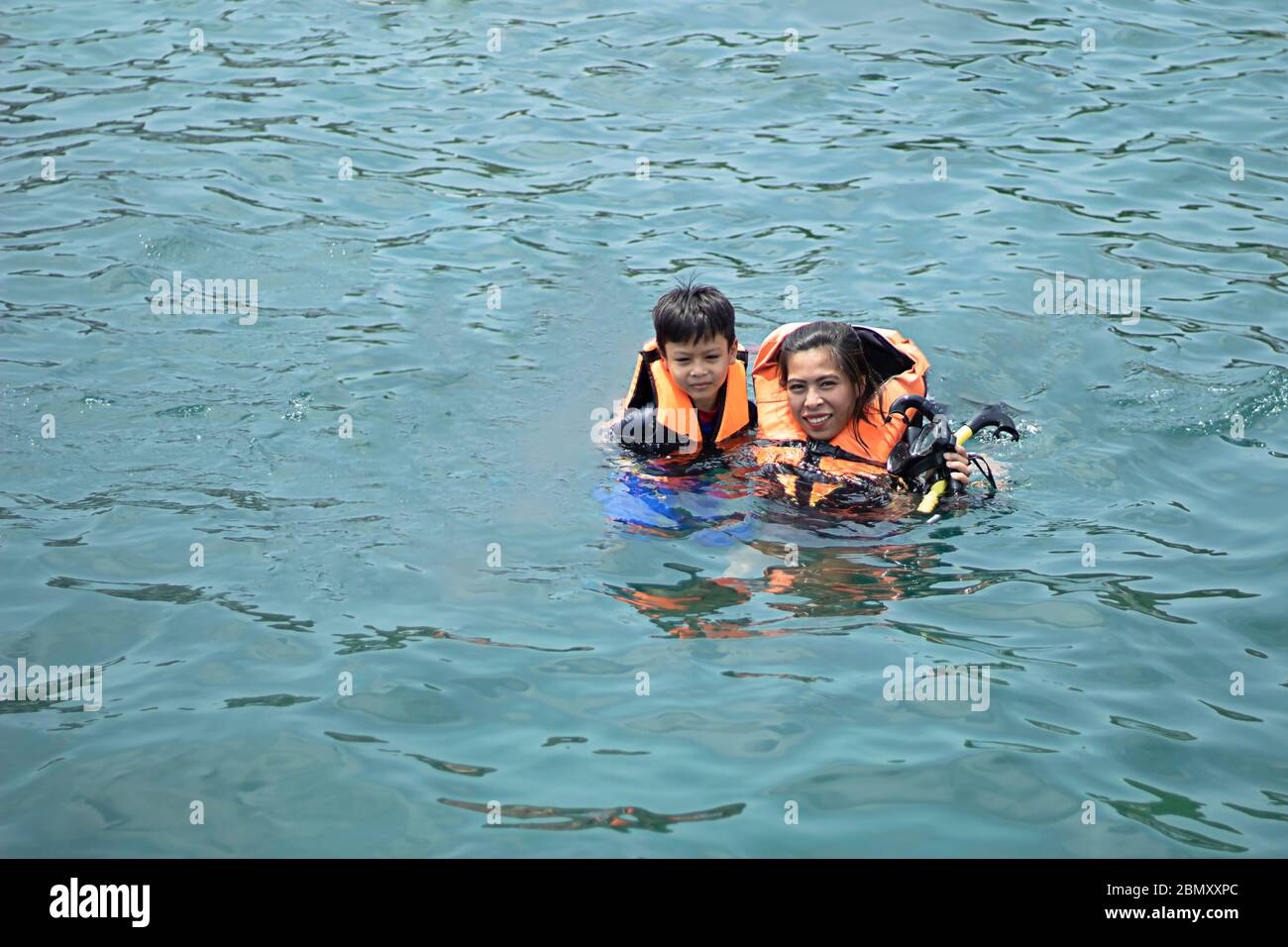 Woman wearing goggles underwater hi-res stock photography and images ...