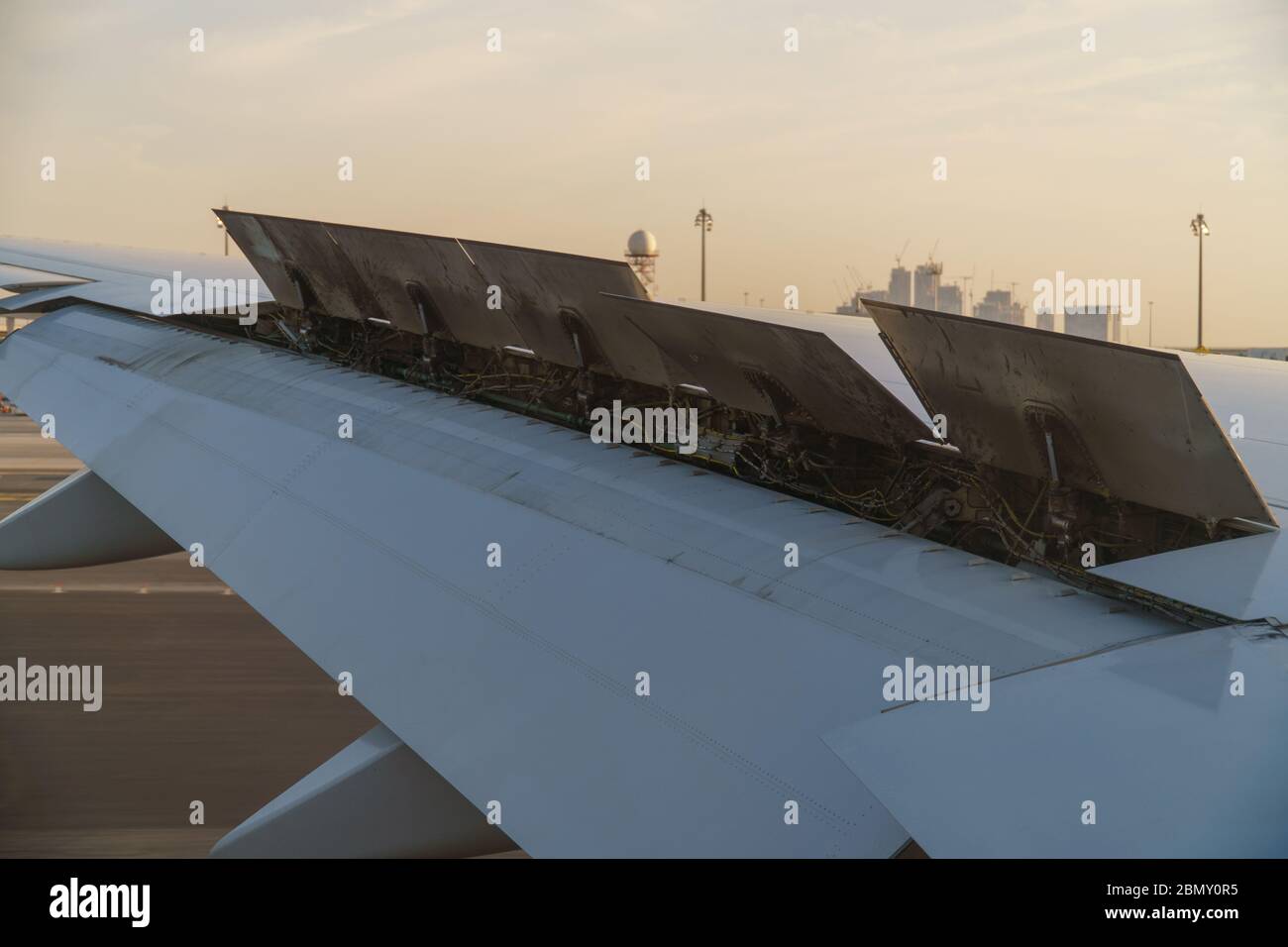Passenger jet aircraft raised flaps hi-res stock photography and images ...