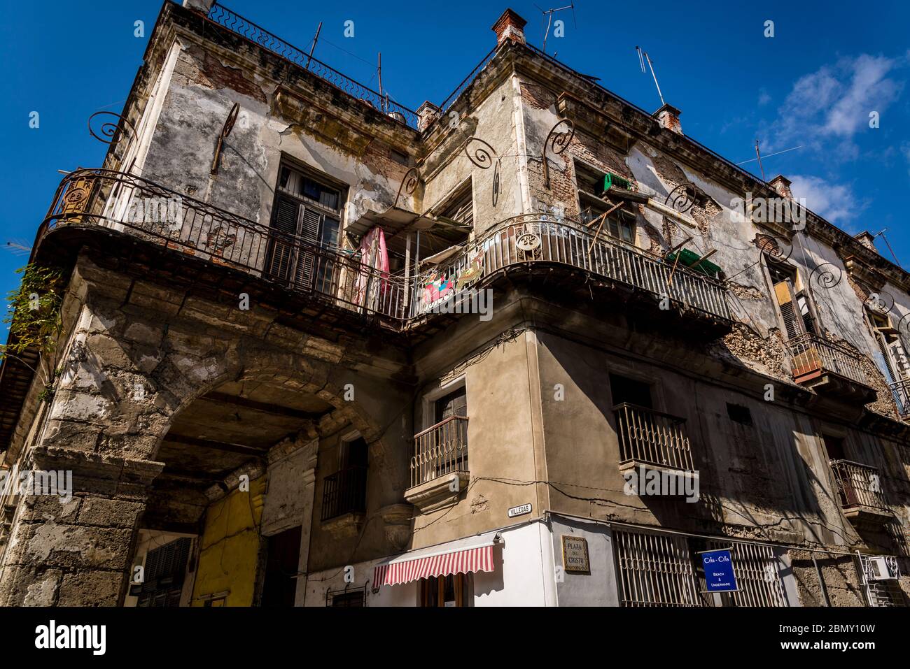 Havana cuba derelict building hi-res stock photography and images - Alamy