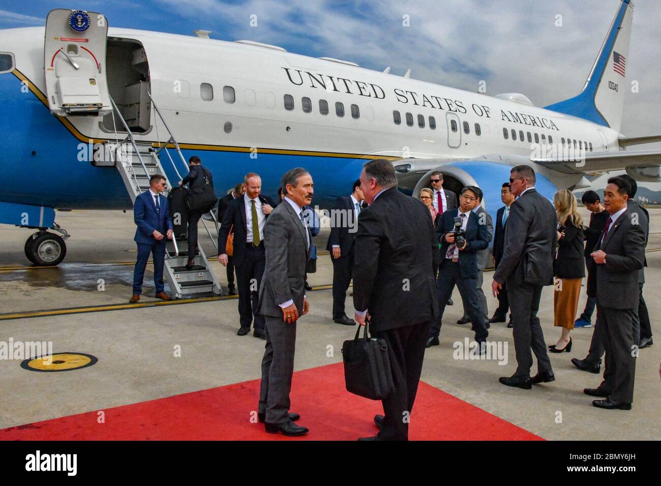 Officials saying goodbye hi-res stock photography and images - Alamy
