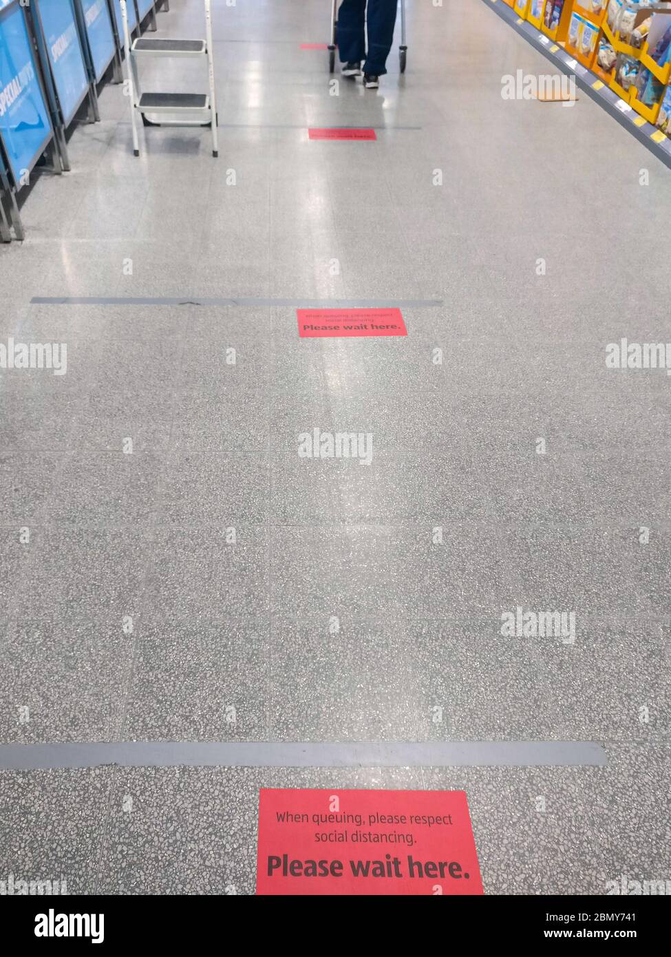 Please queue here sign hi-res stock photography and images - Alamy