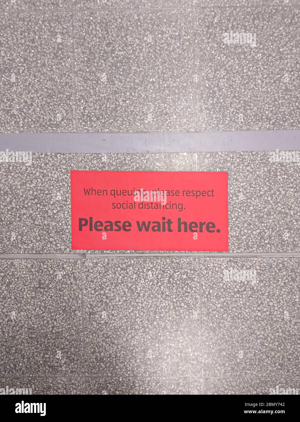 Please queue here sign hi-res stock photography and images - Alamy