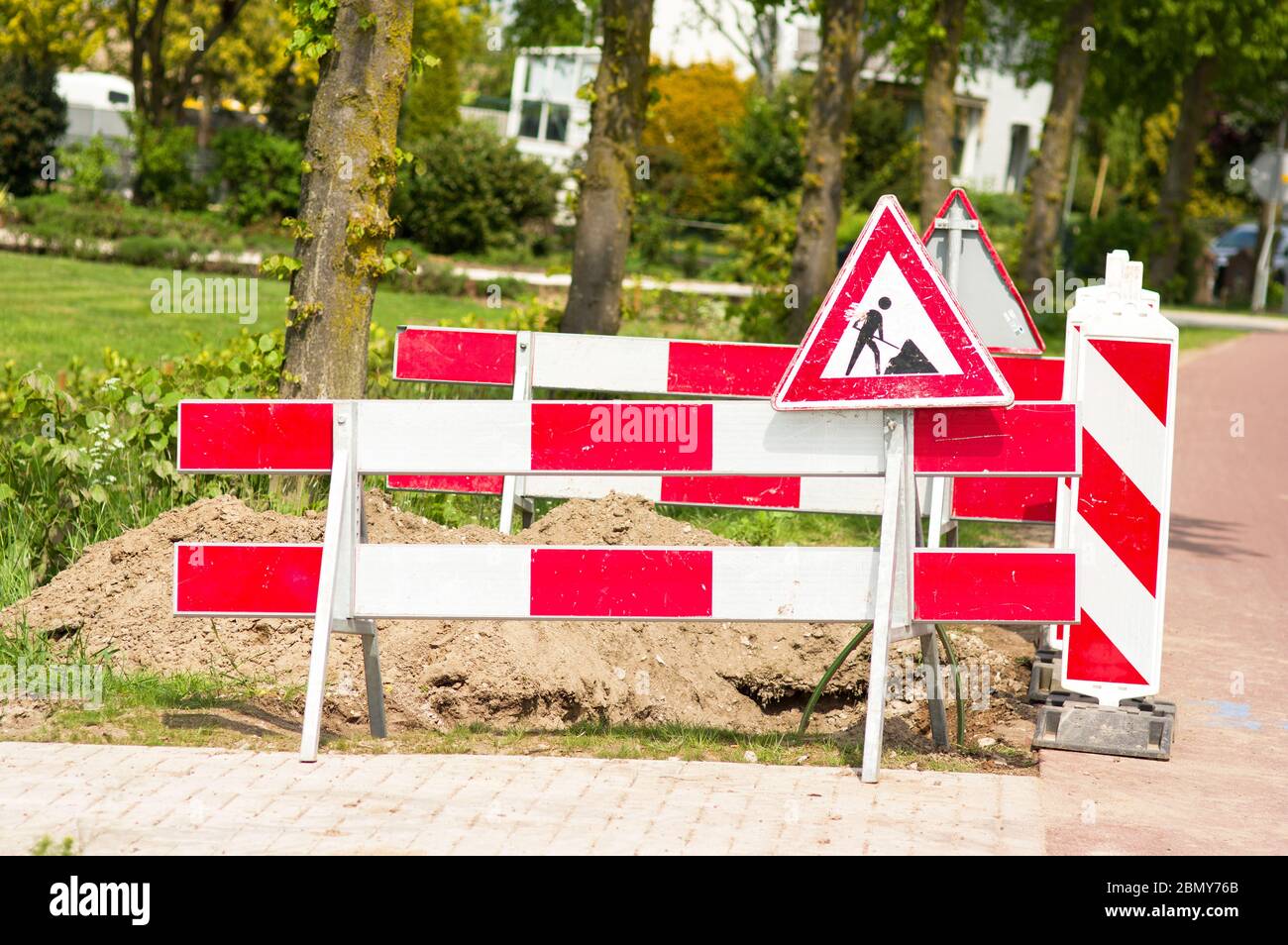 Work site closed with barriers and sign for roadworks Stock Photo - Alamy