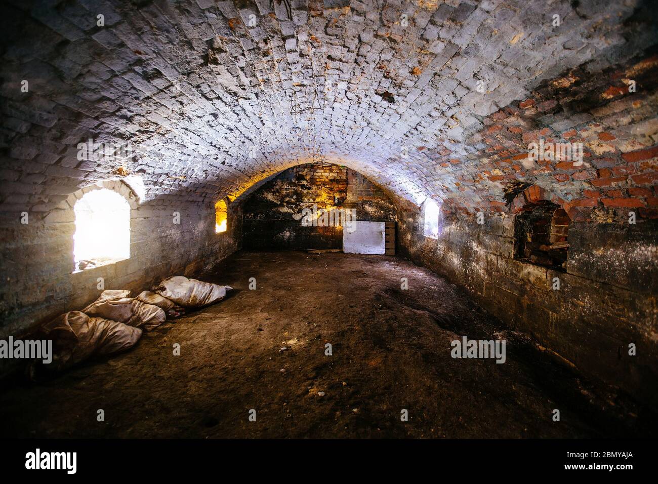 Abandoned empty old dark underground vaulted cellar Stock Photo - Alamy