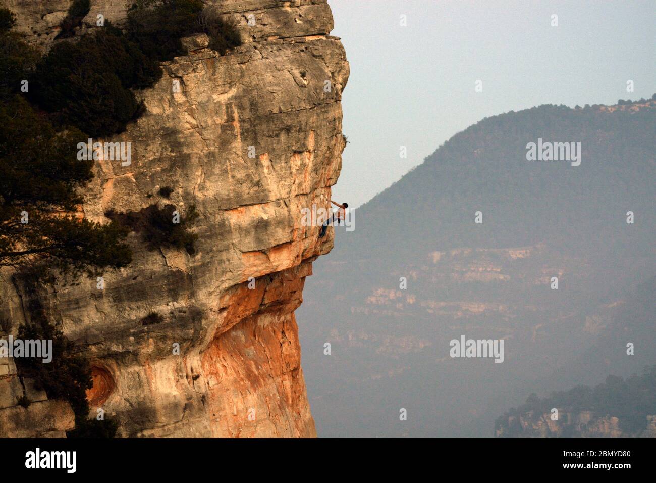 Cliff climber hi-res stock photography and images - Alamy