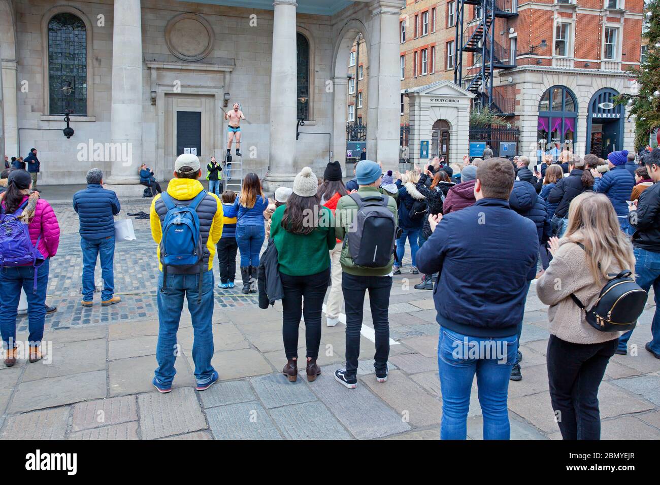 Crowds onlookers hi-res stock photography and images - Alamy