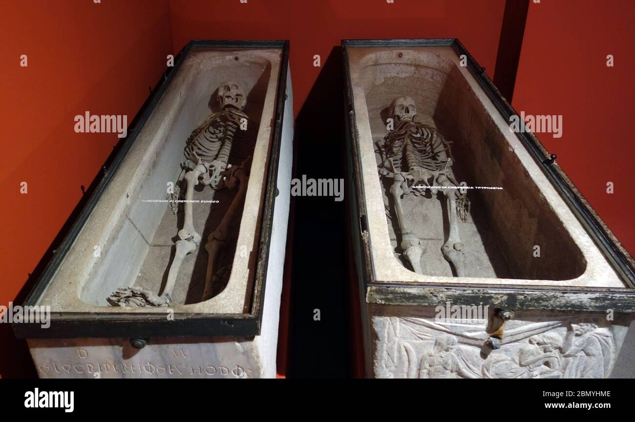 Ancient human skeleton hi-res stock photography and images - Alamy