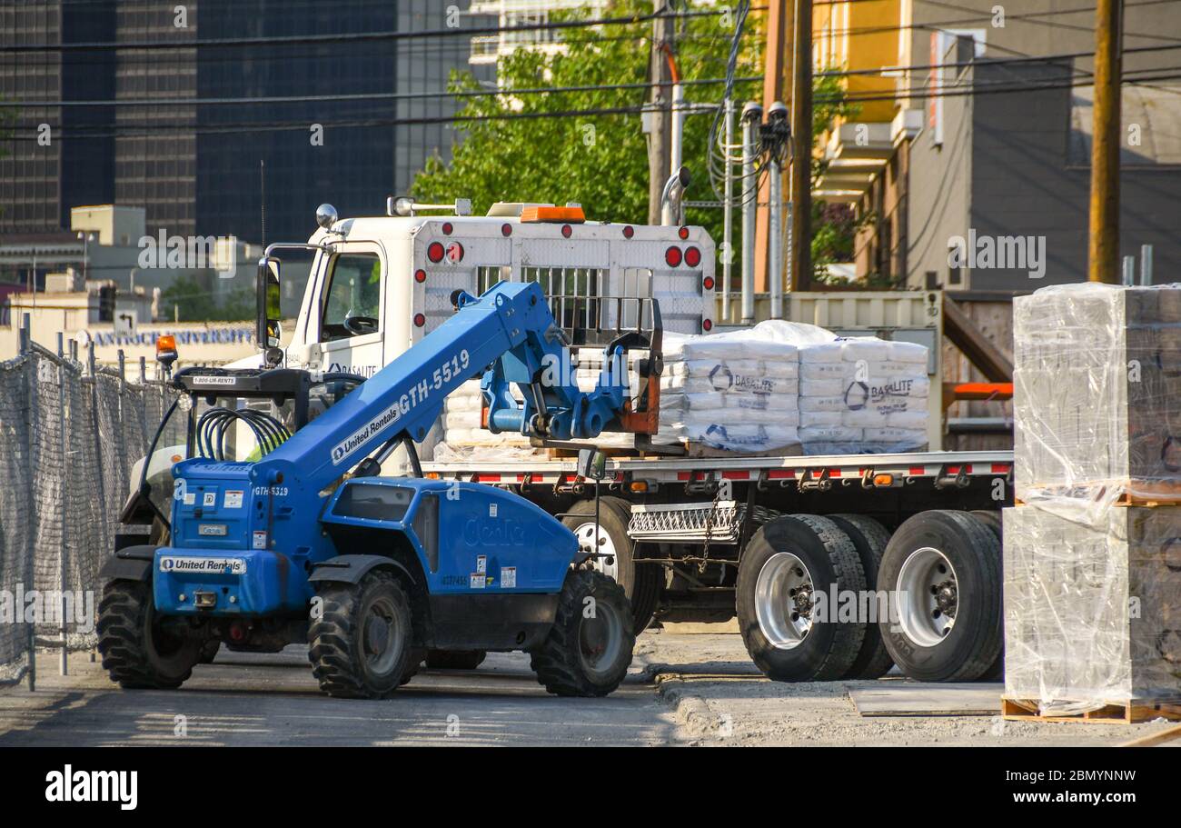 Unloading construction materials hi-res stock photography and images ...