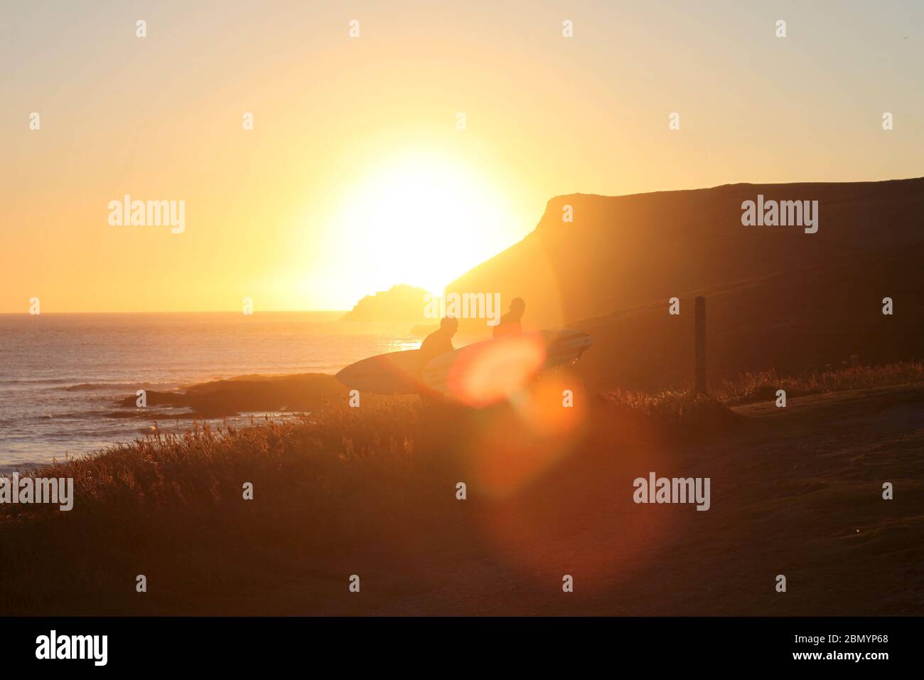 Cornwall surfers sunset hi-res stock photography and images - Alamy