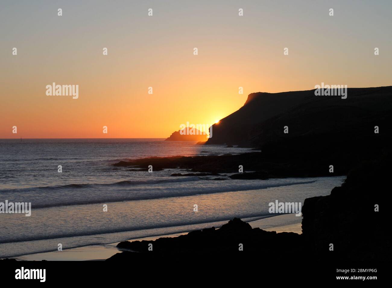 Polzeath surf hi-res stock photography and images - Alamy