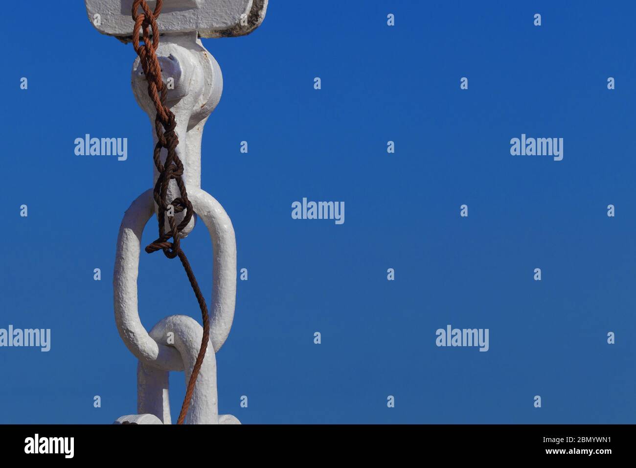 The white chain of the sea vessel against the blue sky Stock Photo - Alamy