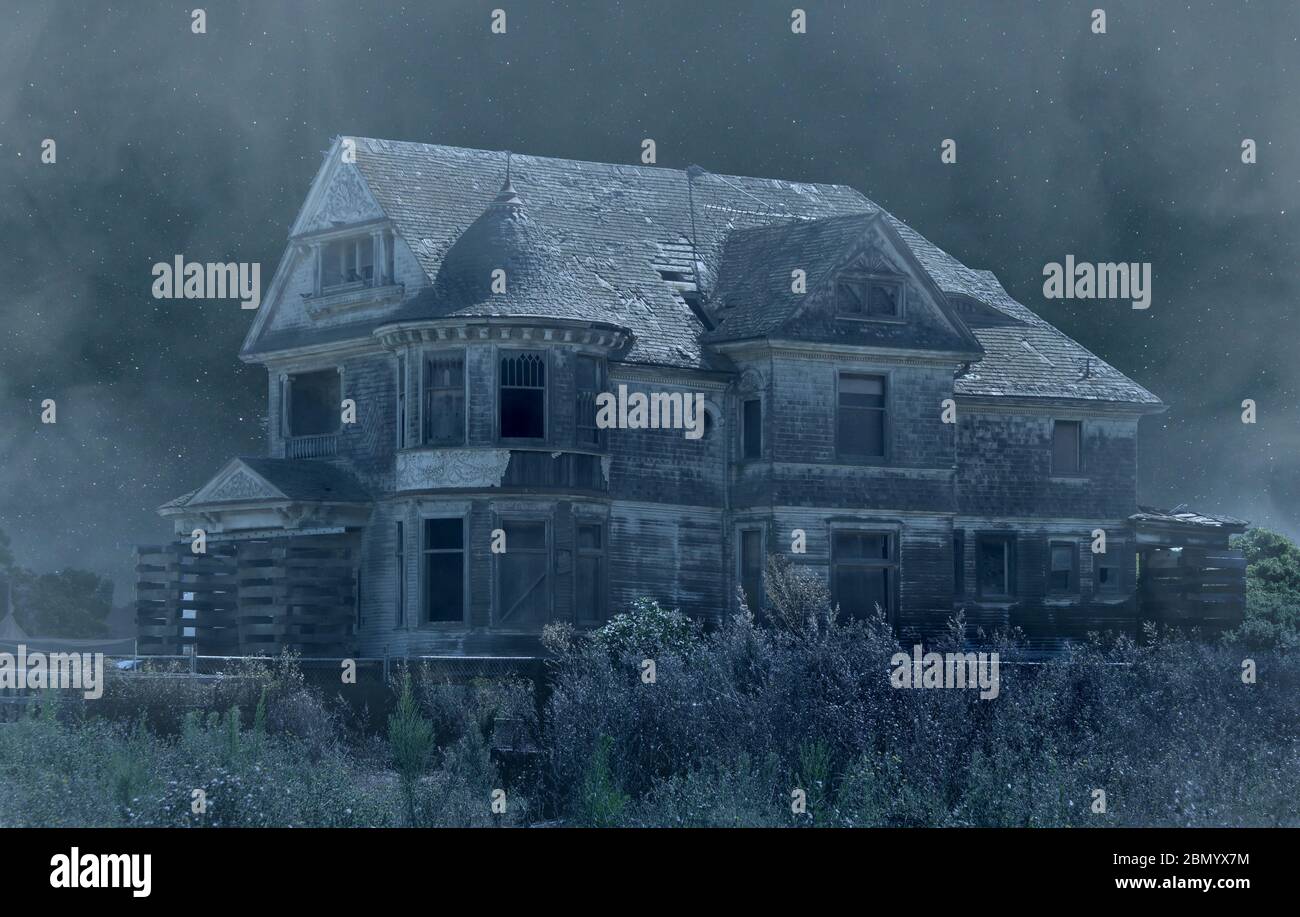 Gothic mansion night fog hi-res stock photography and images - Alamy