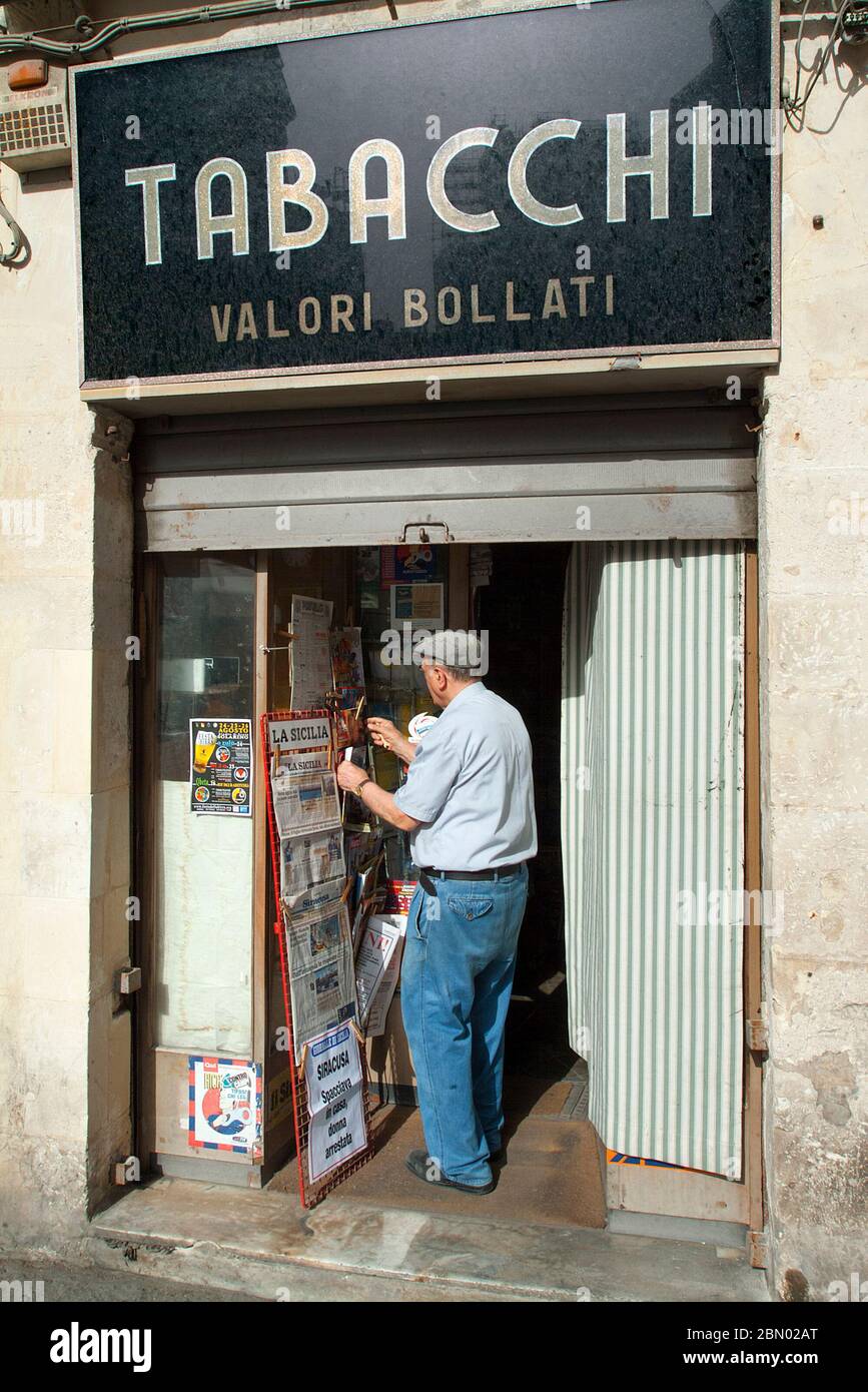 Tabacchi italy newspapers hi-res stock photography and images - Alamy