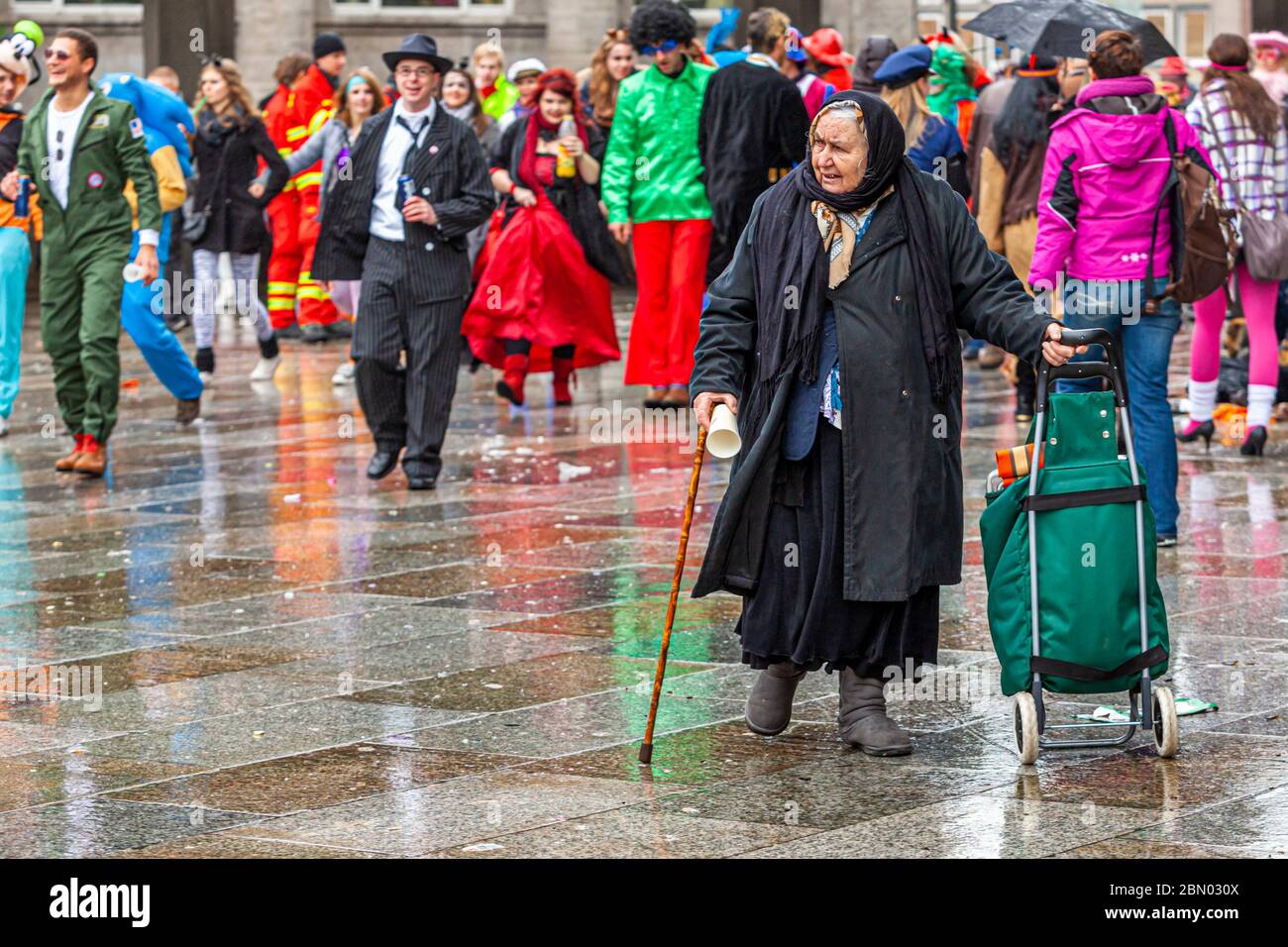 Fat people in public hi-res stock photography and images - Alamy