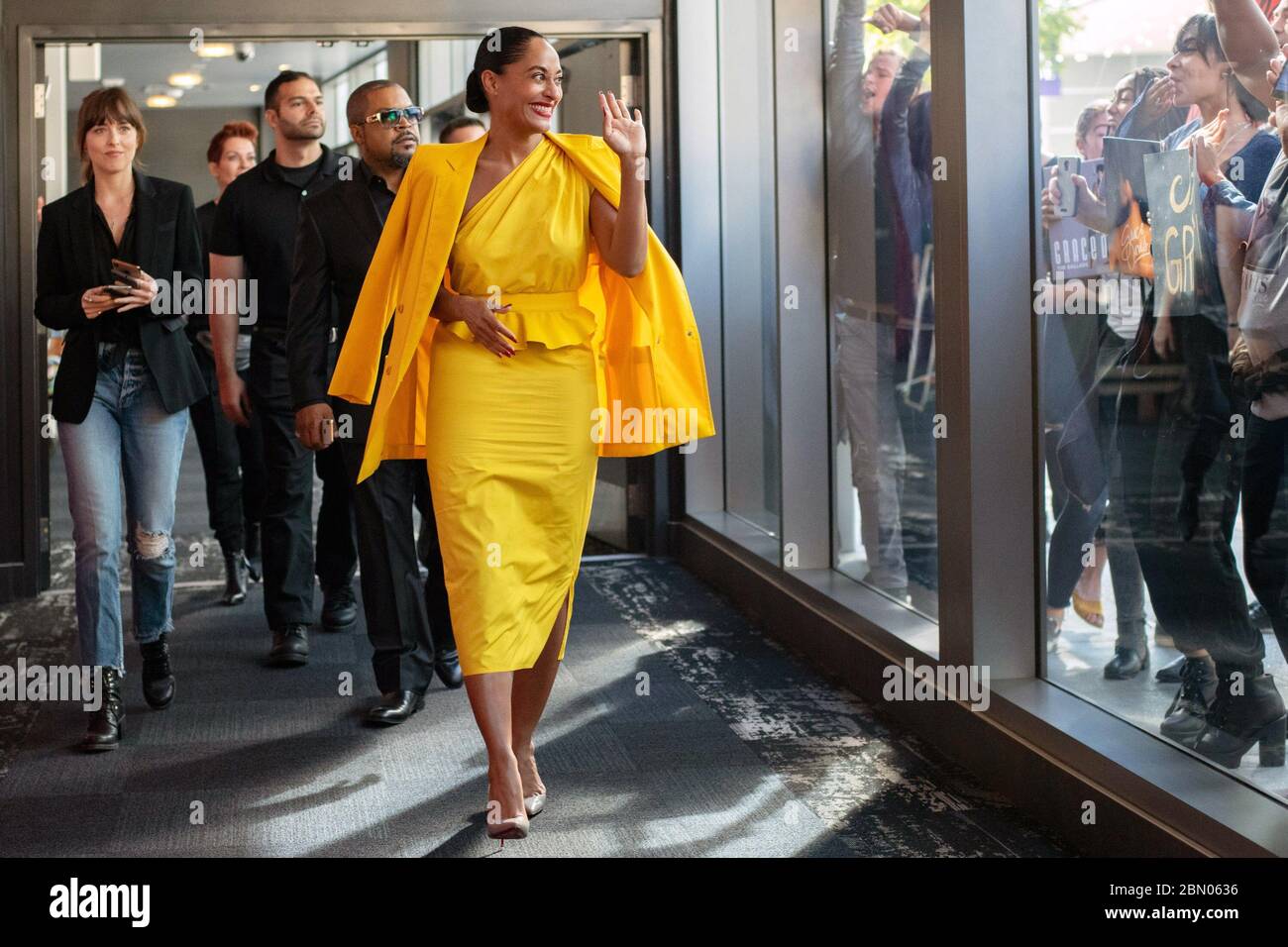 THE HIGH NOTE, foreground: Tracee Ellis Ross; behind her: Ice Cube ...