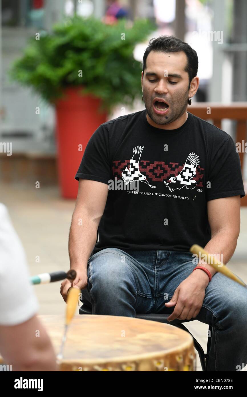Native canadian man playing drums hi-res stock photography and images ...