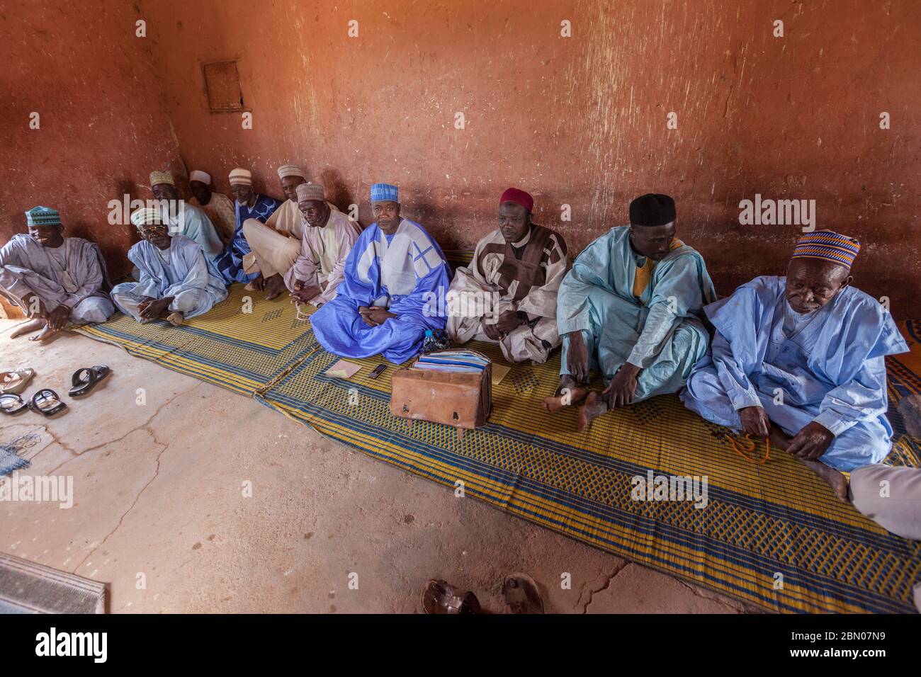 Zinder, Niger : Traditional African elders assembly Stock Photo - Alamy